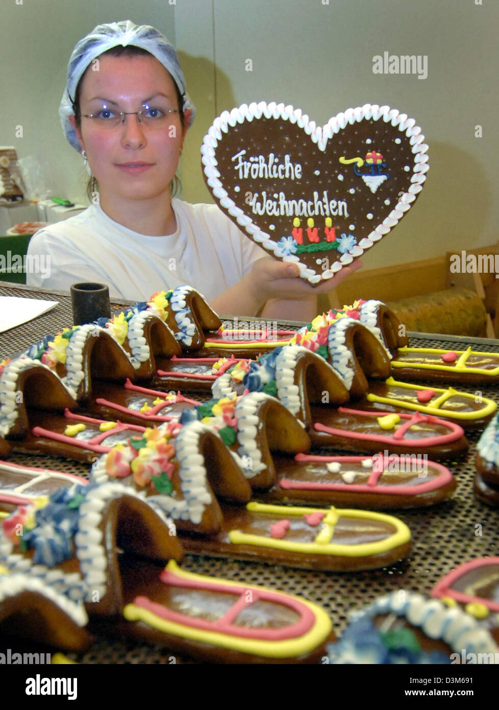 (dpa) - Gingerbread craftswoman Madlen Ulrich presents a gingerbread ...
