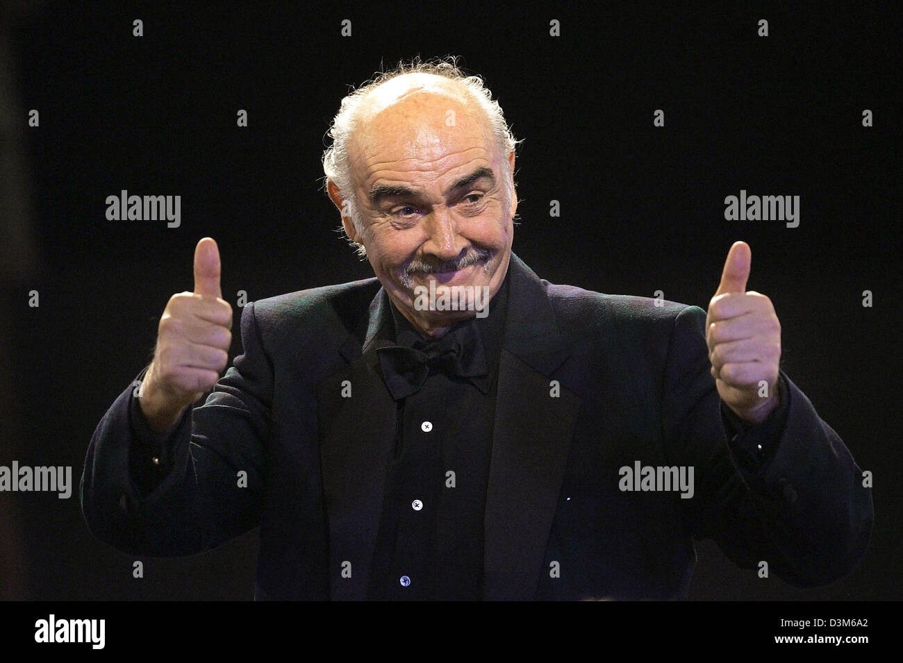 (dpa) - British actor Sean Connery gives the 'thumbs up' sign during ...