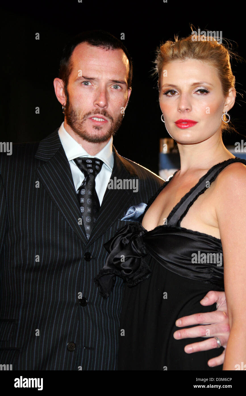 (dpa) - US musician Scott Weiland, of the 'Velvet Revolver' band, and ...