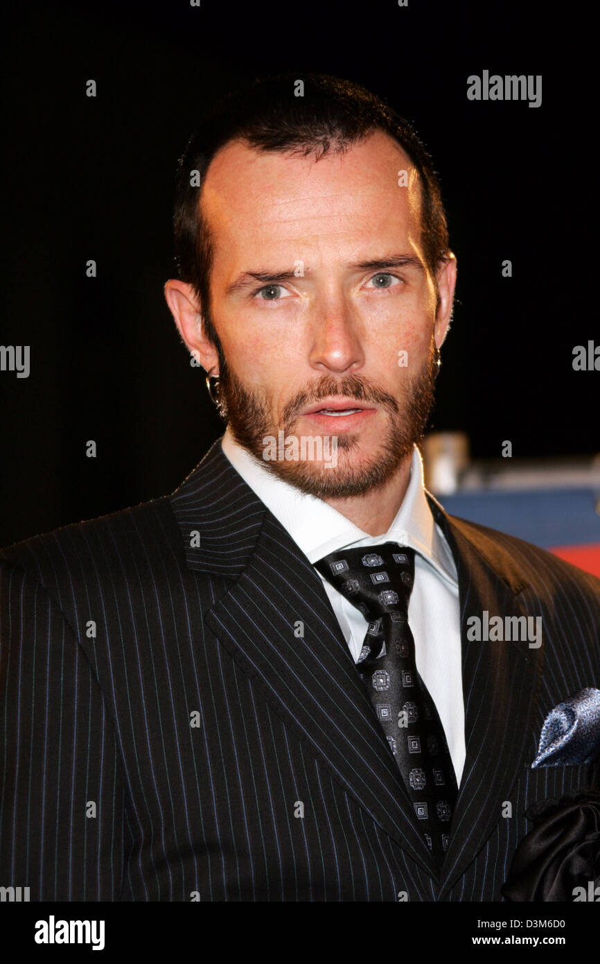 Scott weiland of velvet revolver hi-res stock photography and images ...