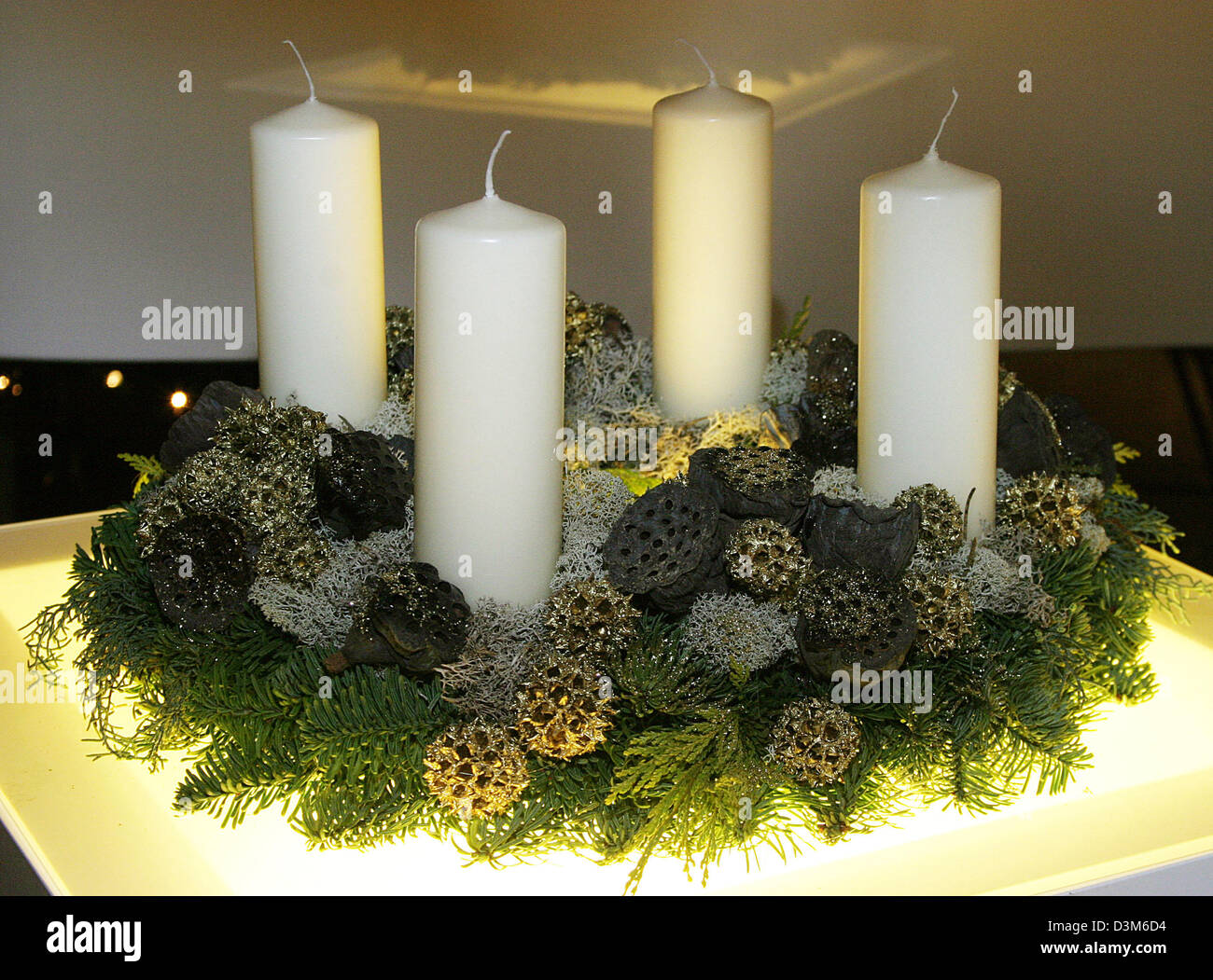 (dpa) - An Advent wreath with white candles photographed on the ...