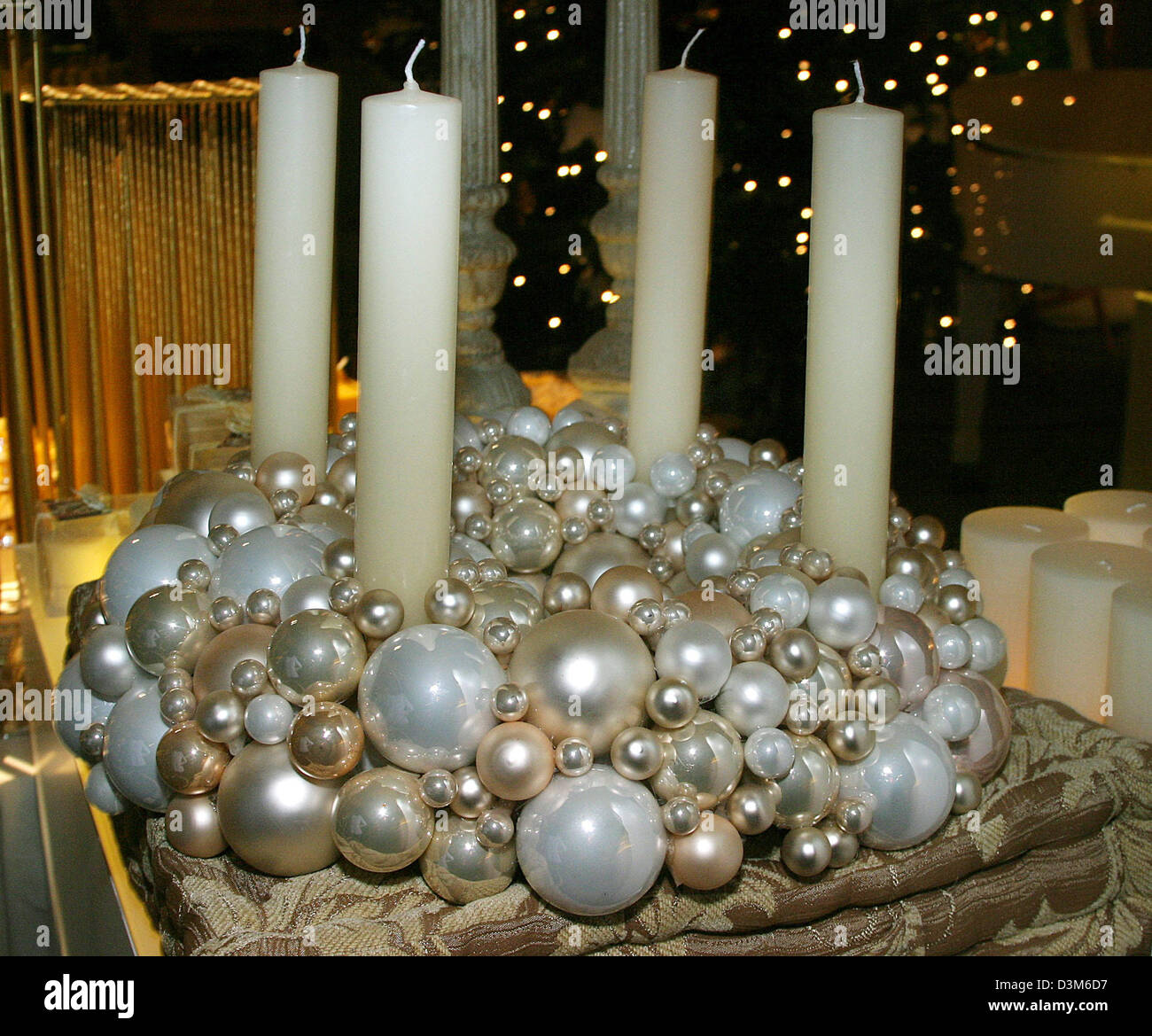 (dpa) - An Advent wreath featuring white candles and matching Christmas ...