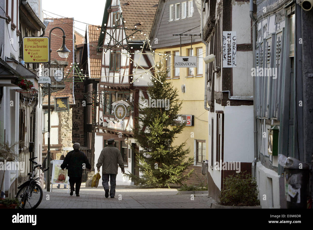 (dpa) - The picture shows the old town of Friedberg / Hesse, Germany ...