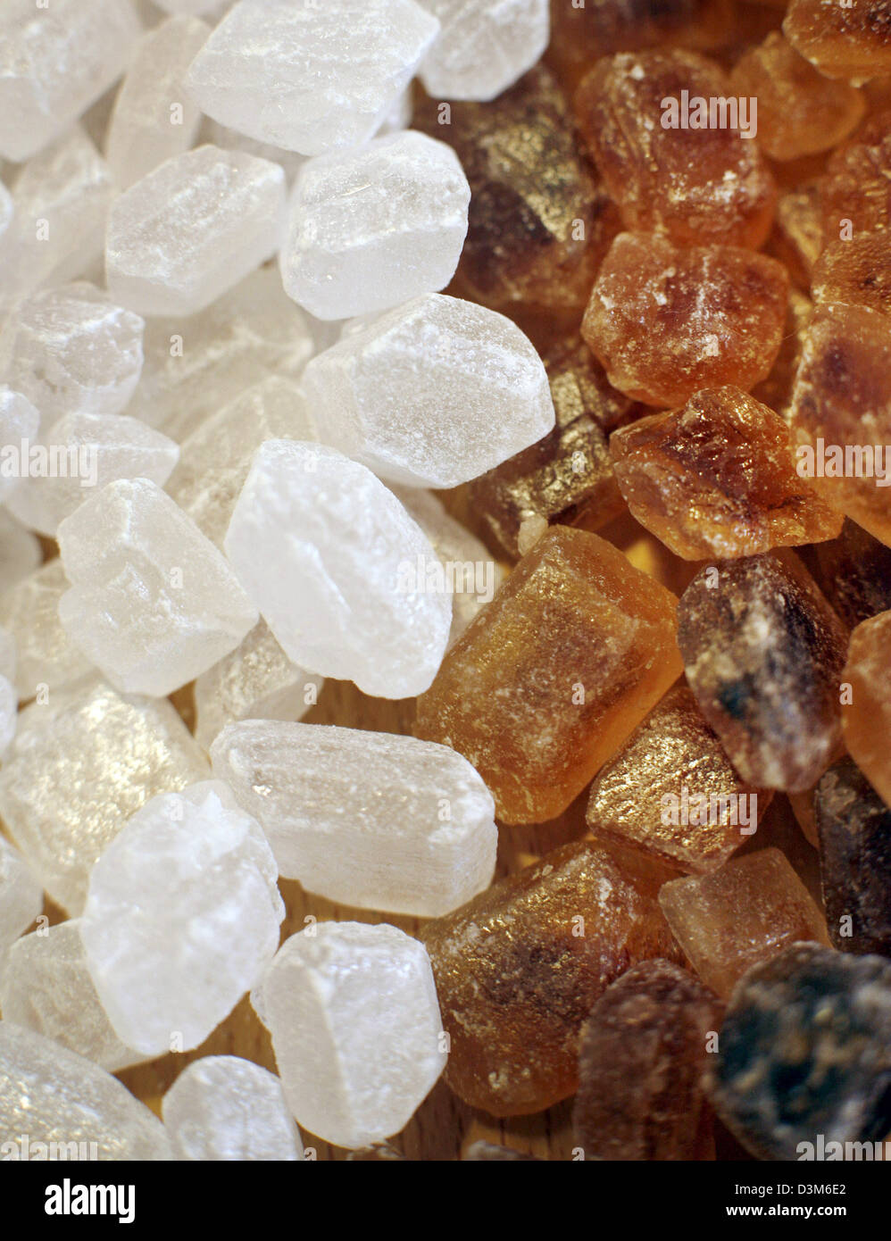 (dpa) - The picture shows white and brown rock candy, Frankurt Main ...