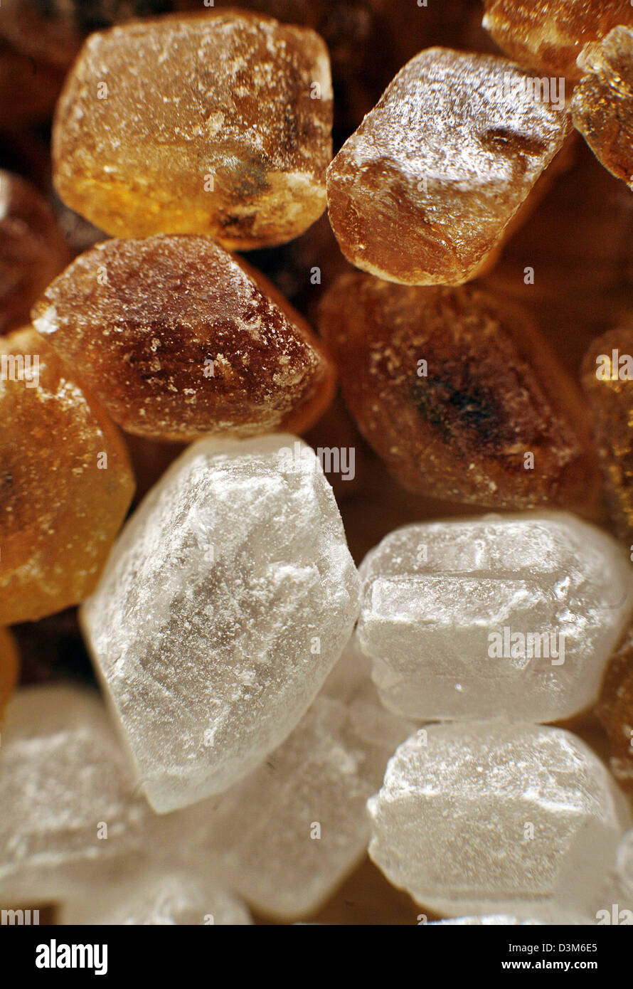 (dpa) - The picture shows white and brown rock candy, Frankurt Main ...