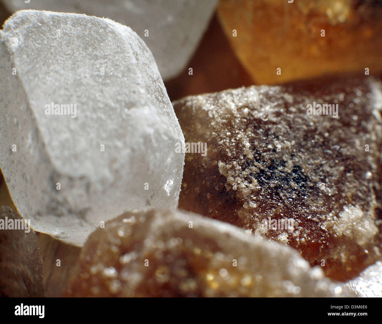 (dpa) - The picture shows white and brown rock candy, Frankurt Main ...