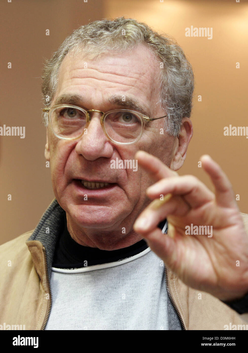 (dpa) - US director Sydney Pollack pictured at the art fair 'Art Basel ...