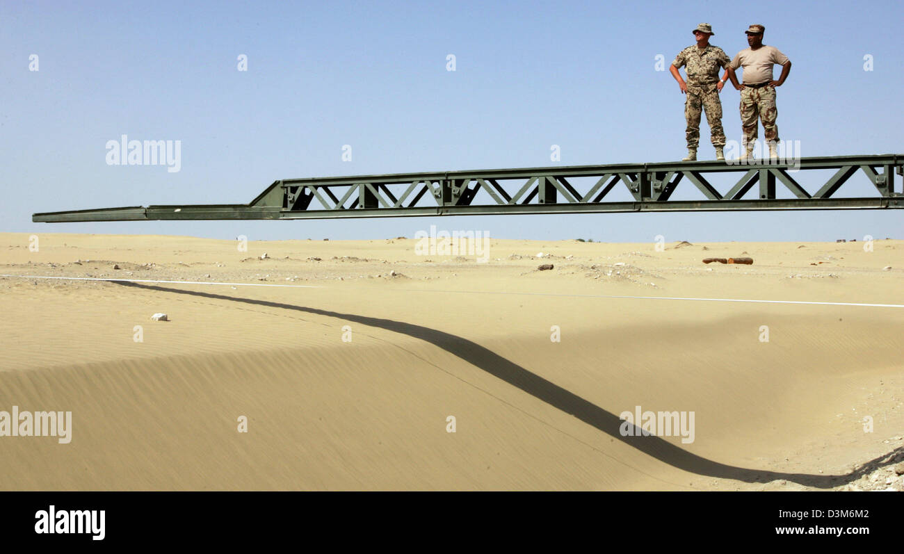 (dpa) - A soldier of the German Bundeswehr (L) stands next to an Iraqi ...