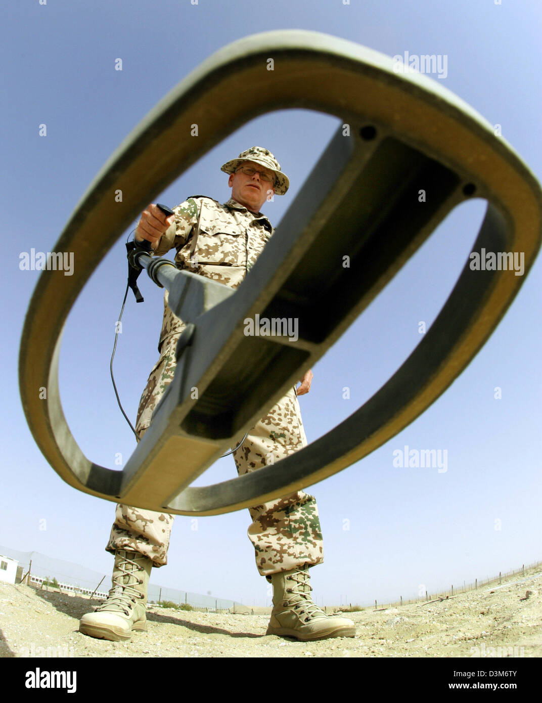 (dpa) - A soldier of the German Bundeswehr operates a mine detector at ...