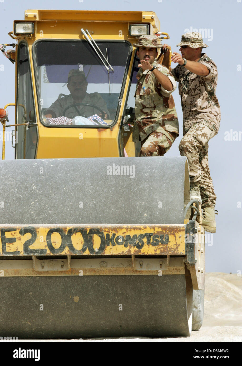 (dpa) - Soldier of the German Bundeswehr stand on a bulldozer and ...