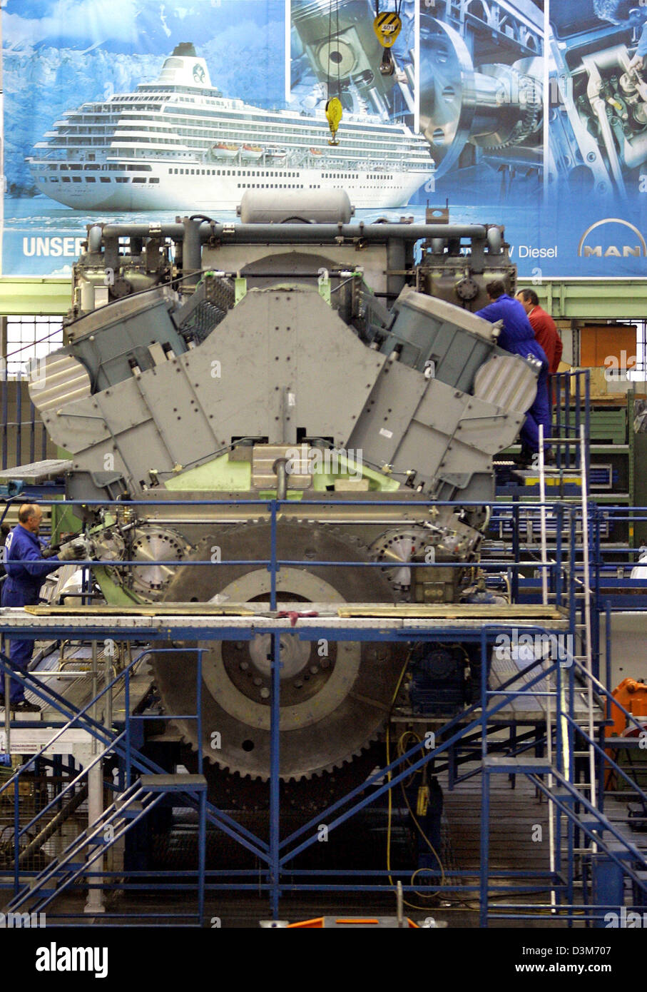 (dpa) - View of the production hall for ship engines of machine ...