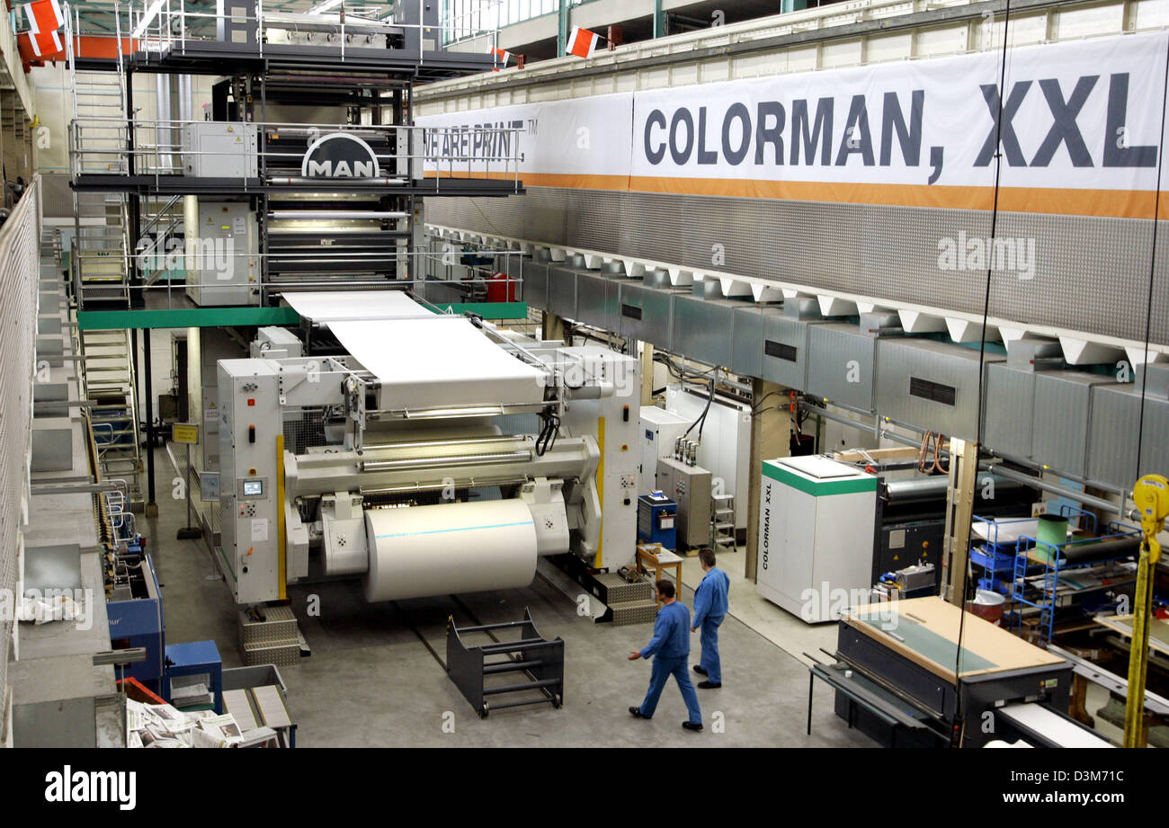 (dpa) - Two employees stand next to a Colorman XXL newspaper printing ...