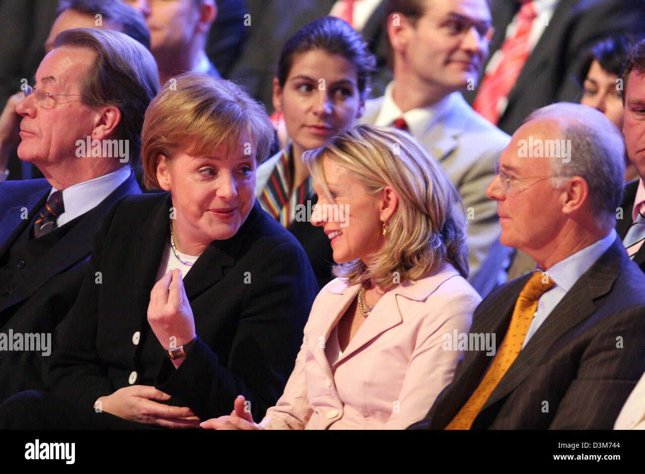 Sports spo soccer celebrities politician smiling talking germany hi-res ...