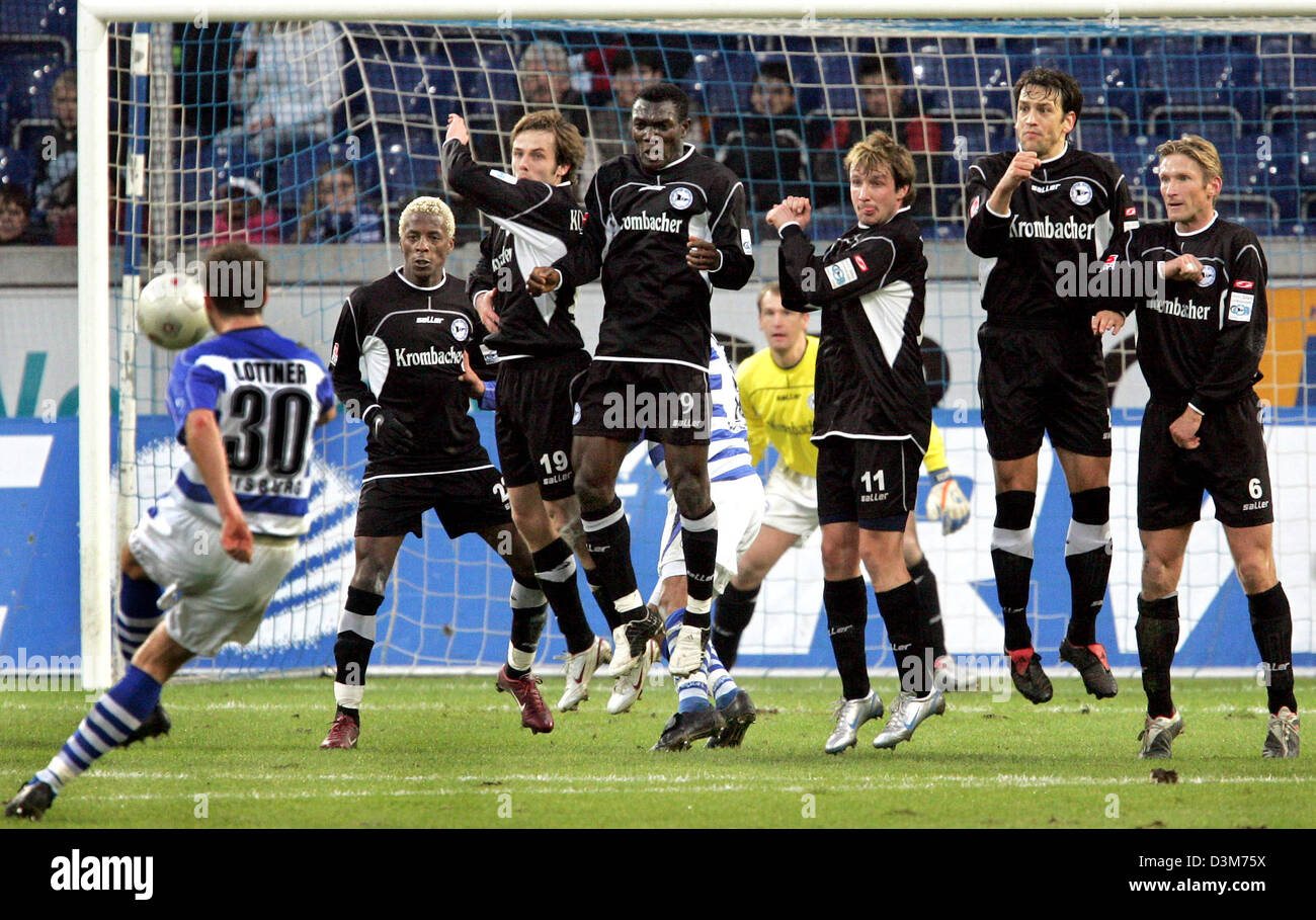 (dpa) - Duisburg's Dirk Lottner (L) performs a free-kick against ...