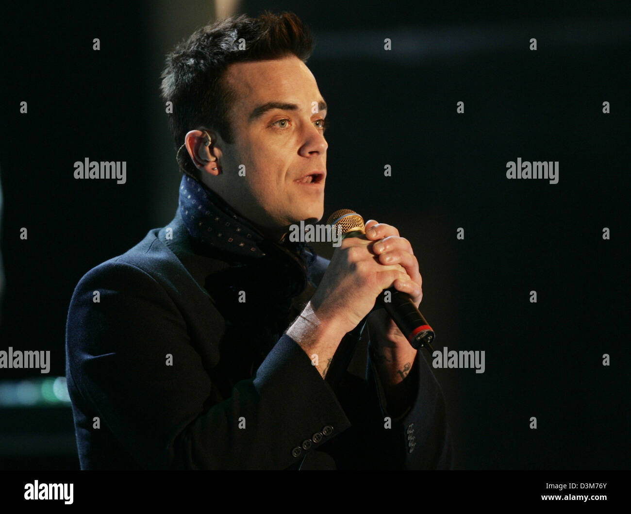 (dpa) - British pop star Robbie Williams performs during the German TV ...