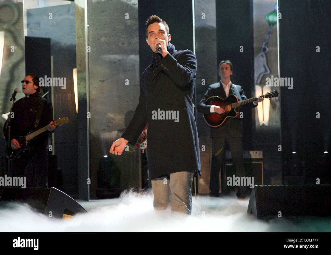 (dpa) - British pop star Robbie Williams performs during the German TV ...