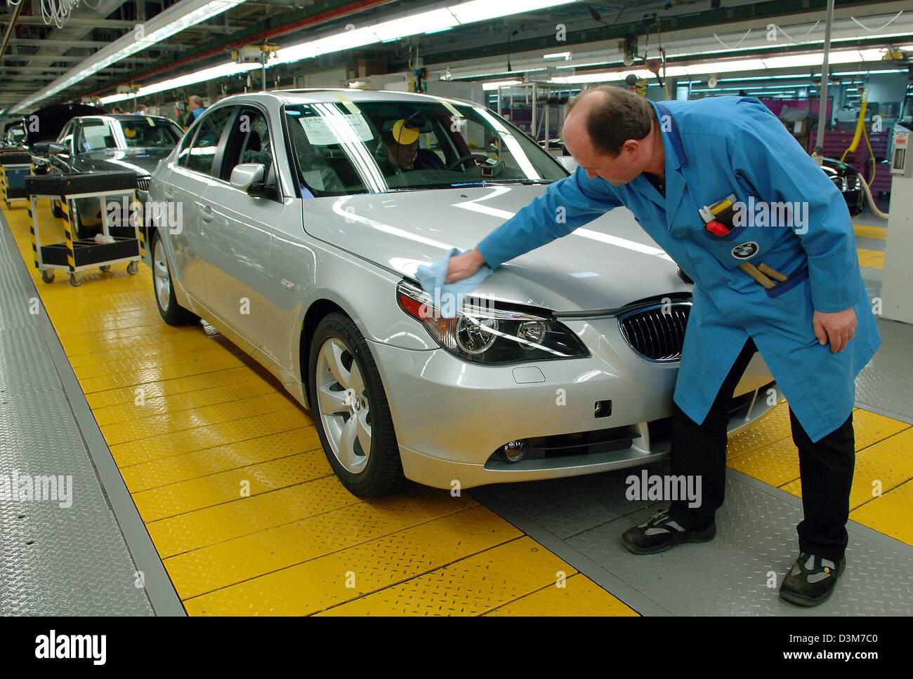 (dpa) - The picture shows a BMW employee during the final inspection of ...