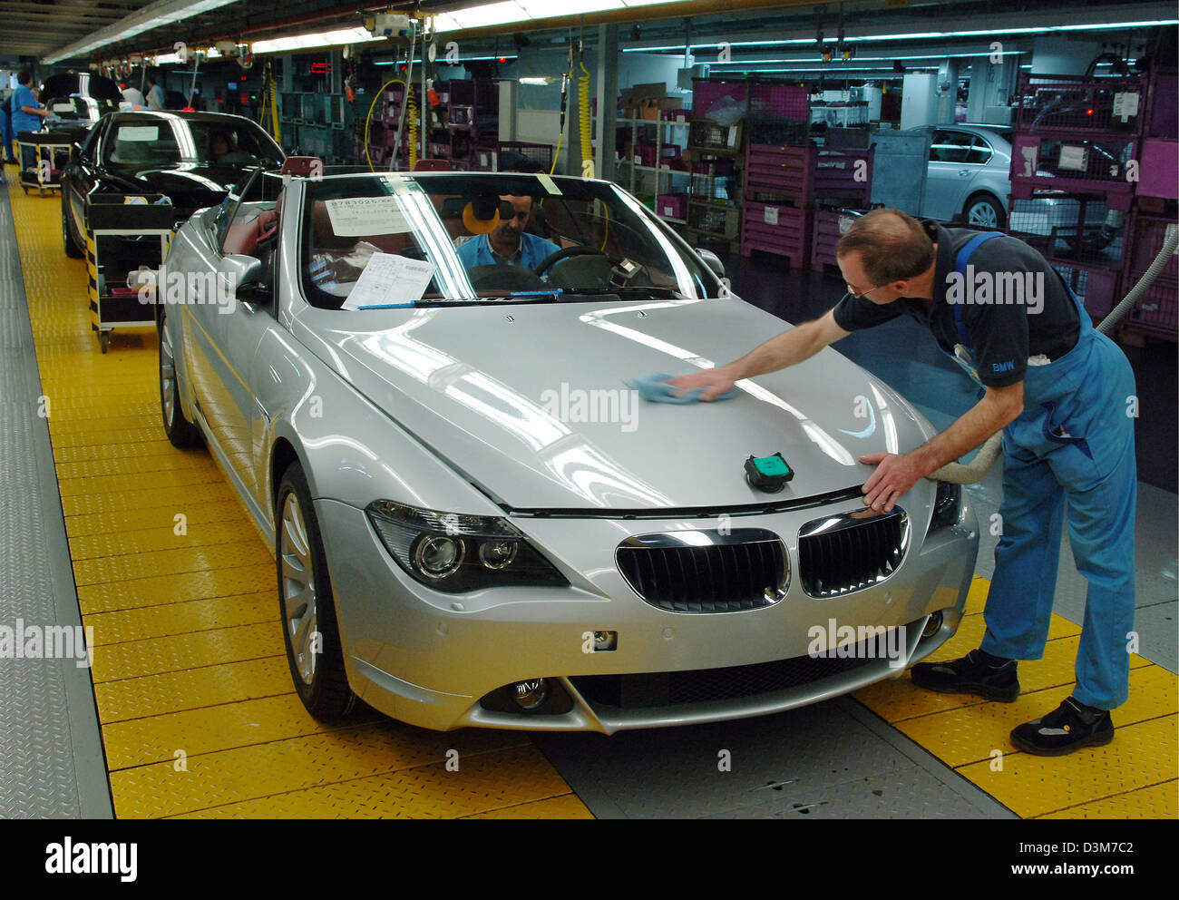 (dpa) - The picture shows two BMW employees during the final inspection ...