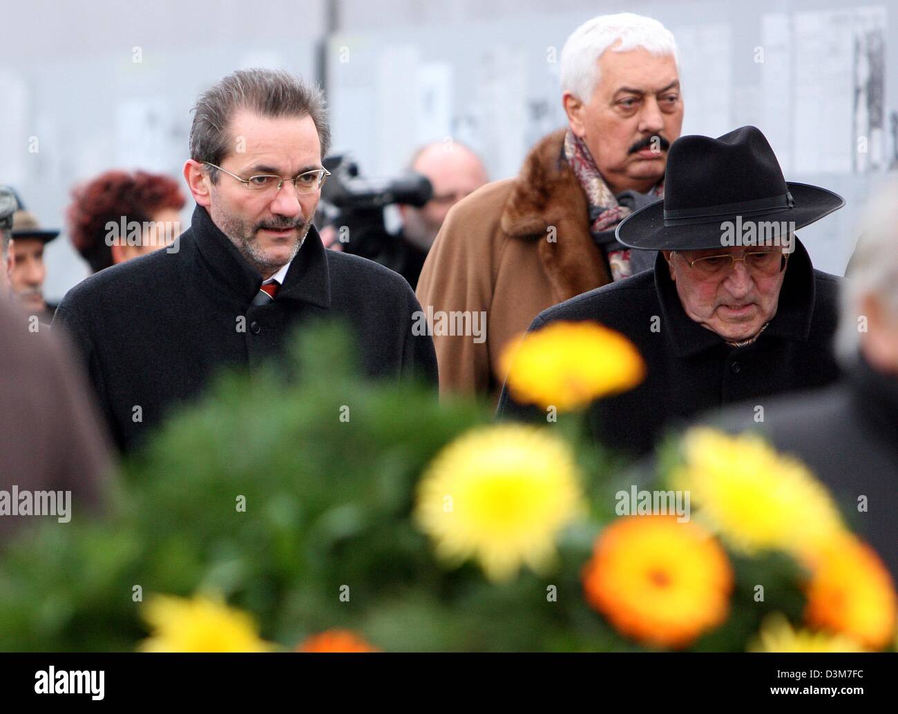 Sinti people hi-res stock photography and images - Alamy