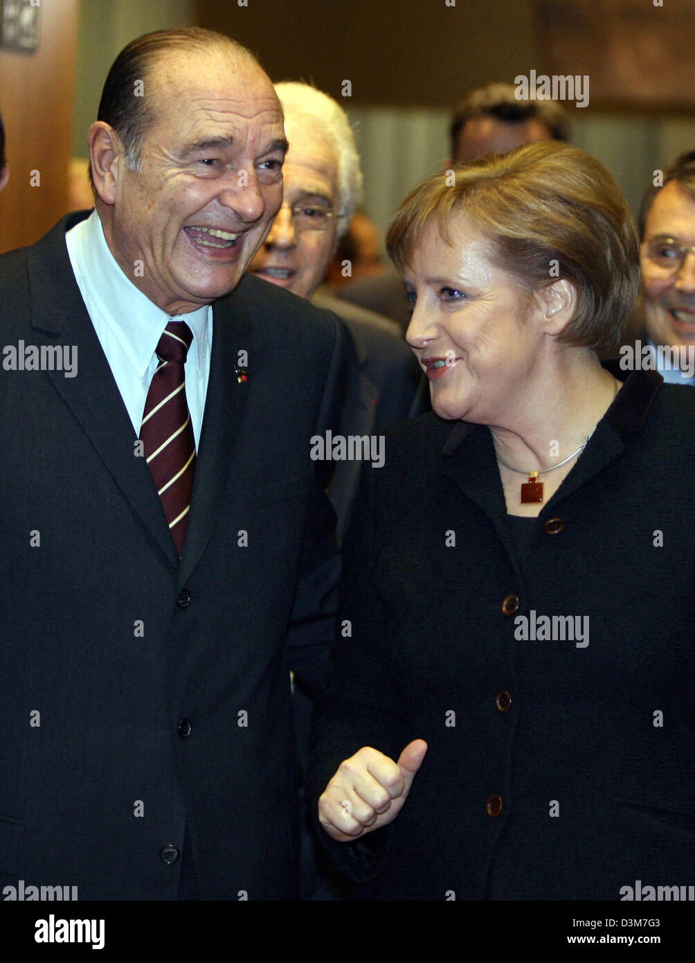 (dpa) - German Chancellor Angela Merkel (CDU, R) and French President ...