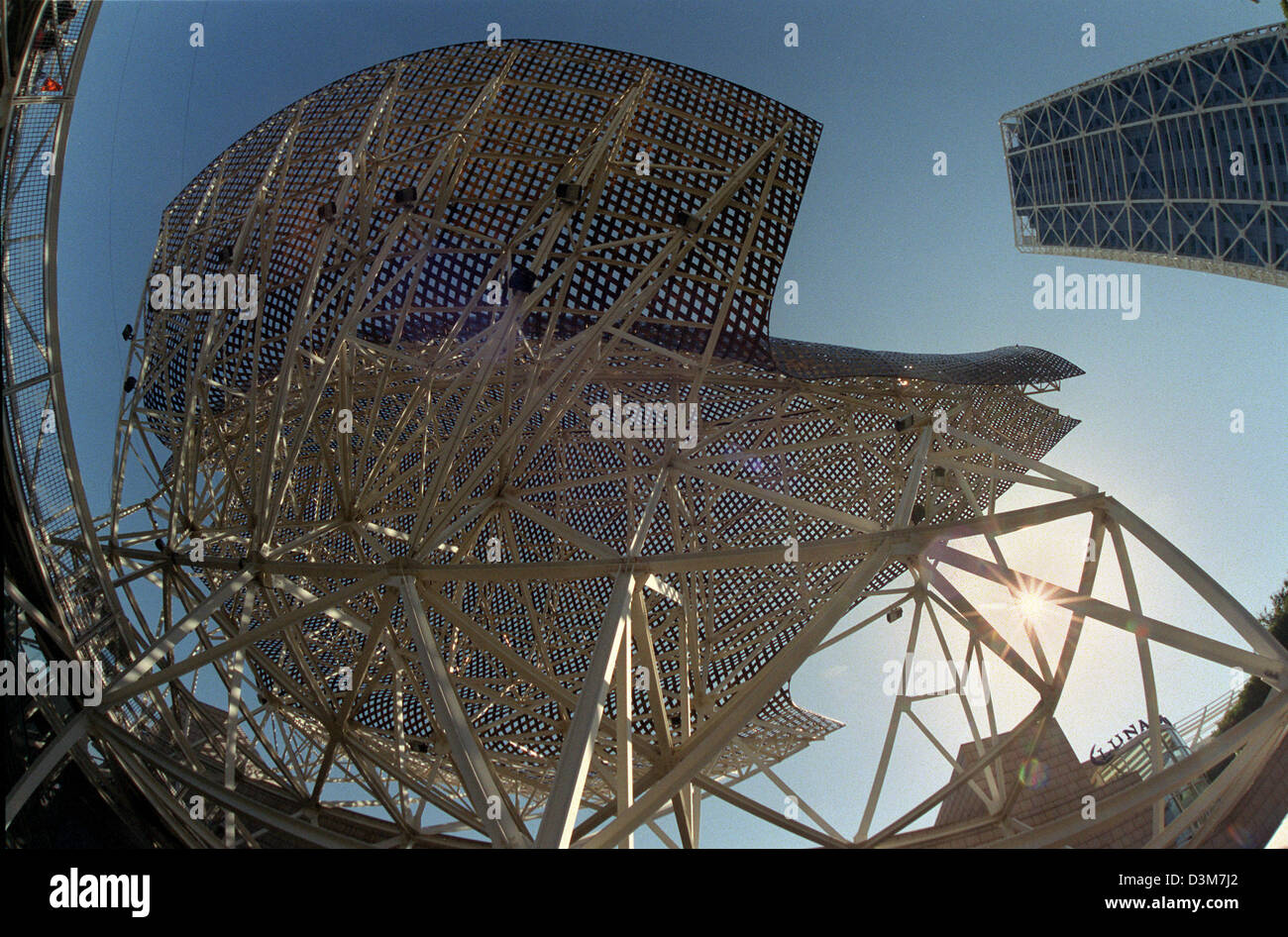 (dpa files) - A view of the steel frame underneath the bronze fish ...
