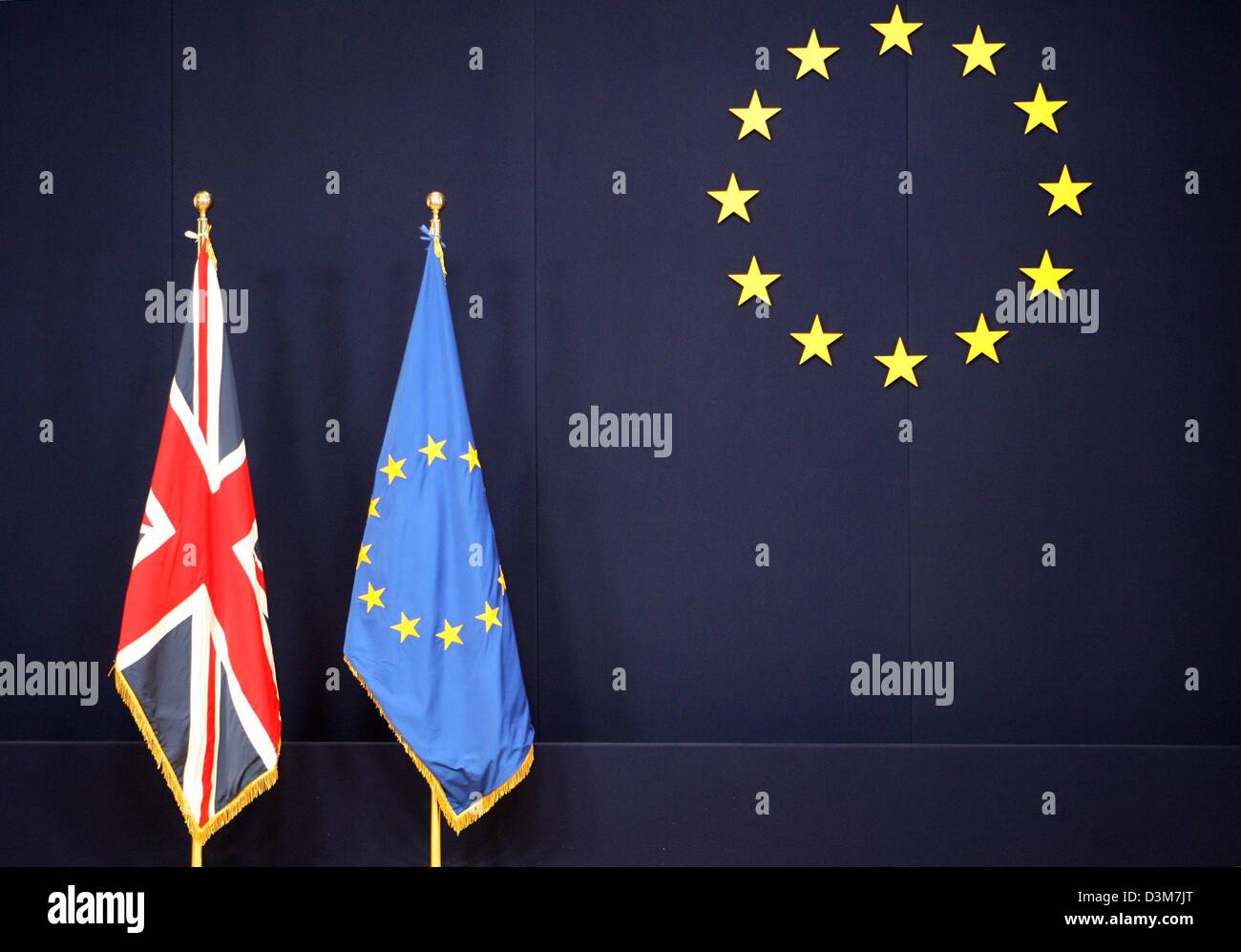 (dpa) - The British colours and the flag of the European Union stand ...