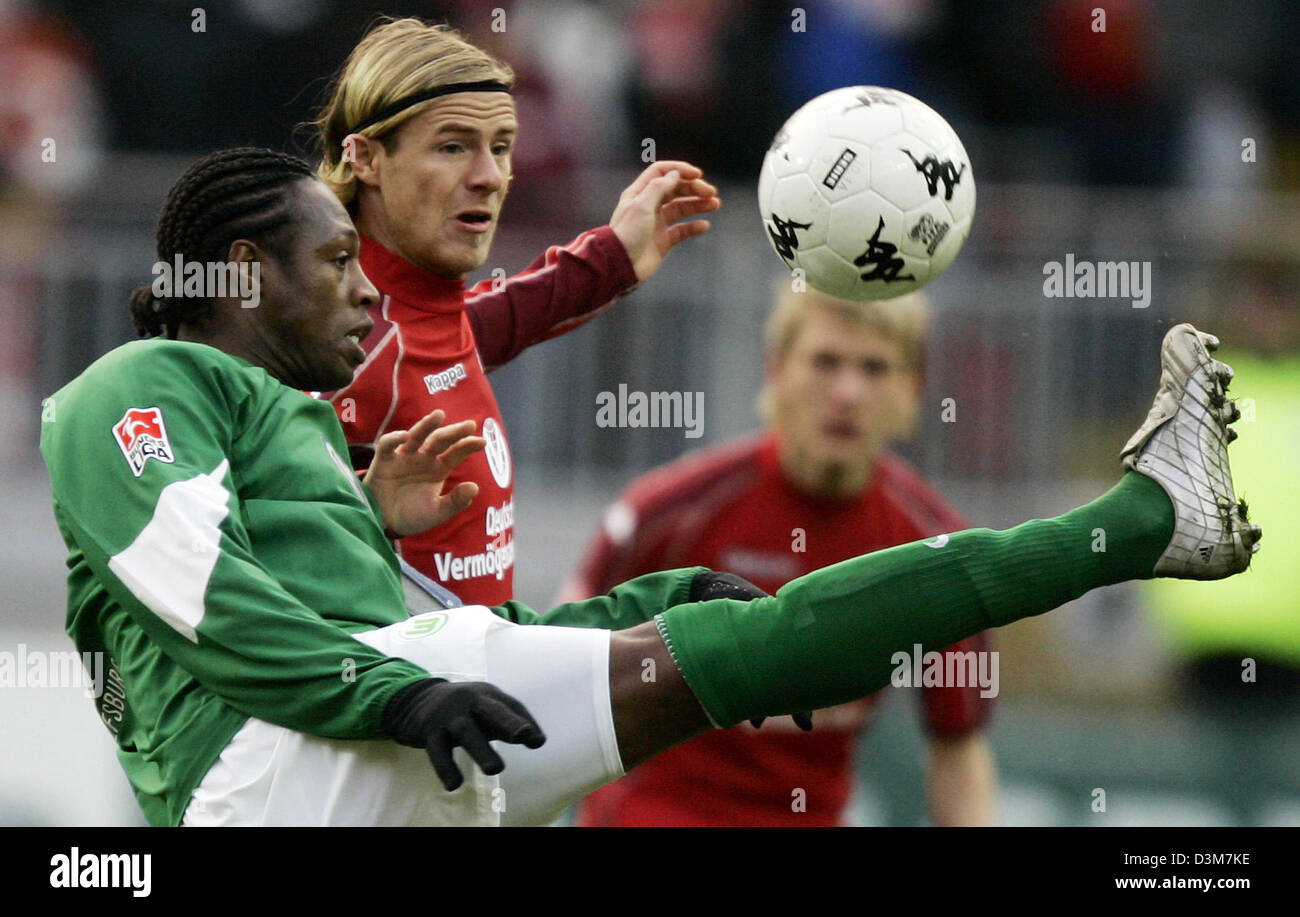 (dpa) - Kaiserslautern's Marco Engelhardt (R) fights for the ball with ...