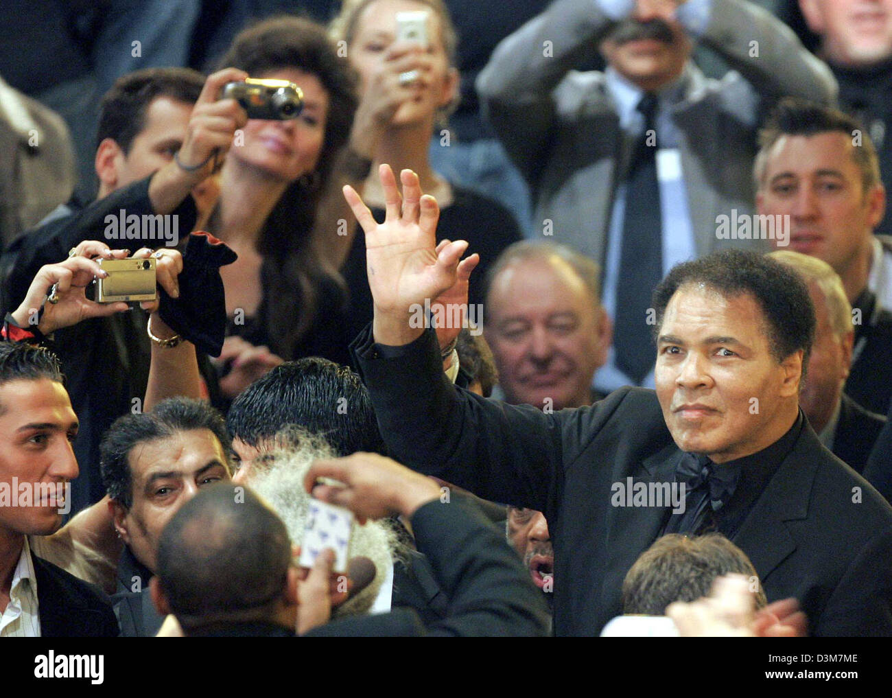 (dpa) - Legendary boxer Muhammad Ali arrives for his daughter Aila's ...