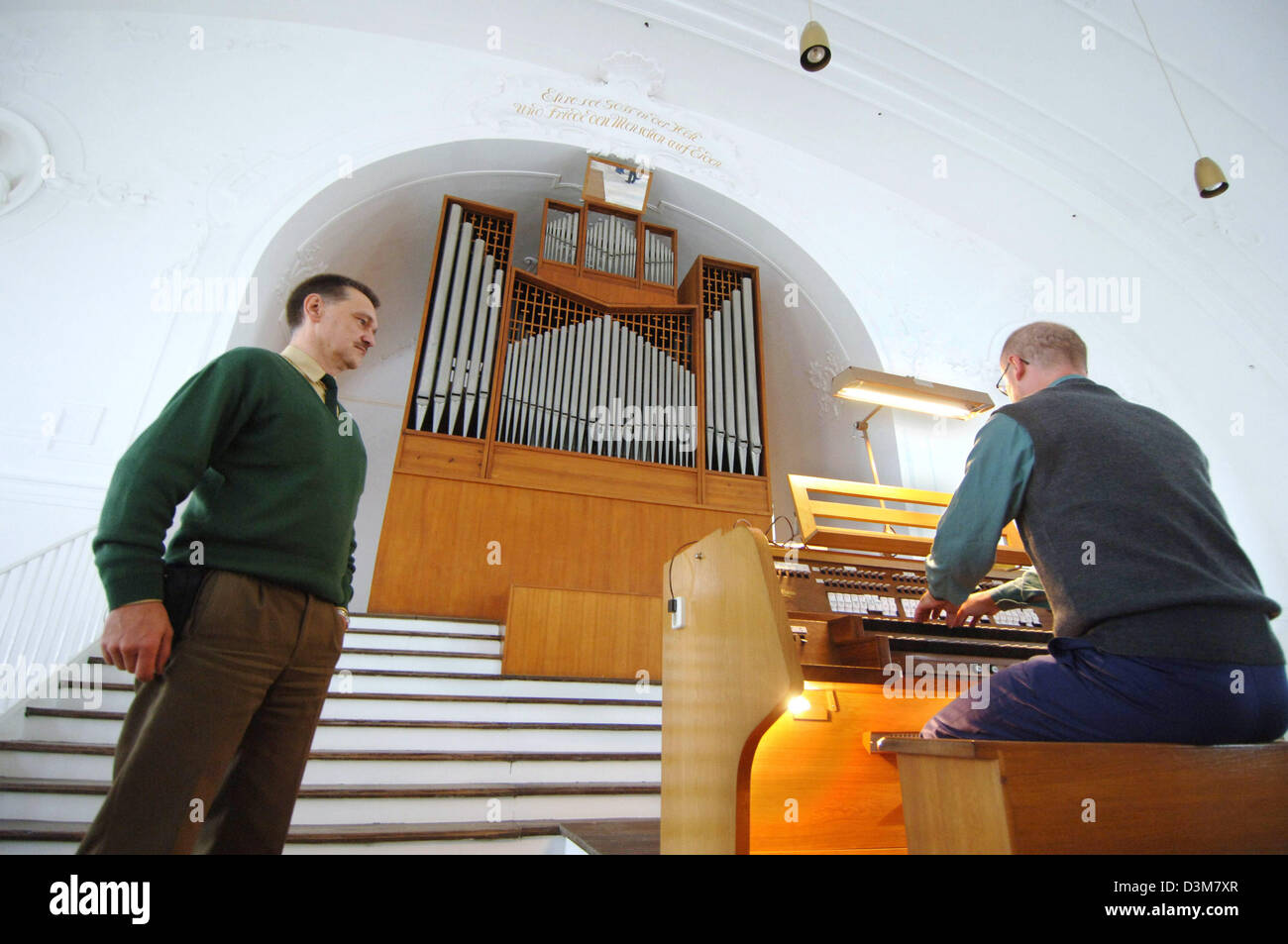 (dpa) - A prison guard (L) watches as a prison inmate plays on an organ ...
