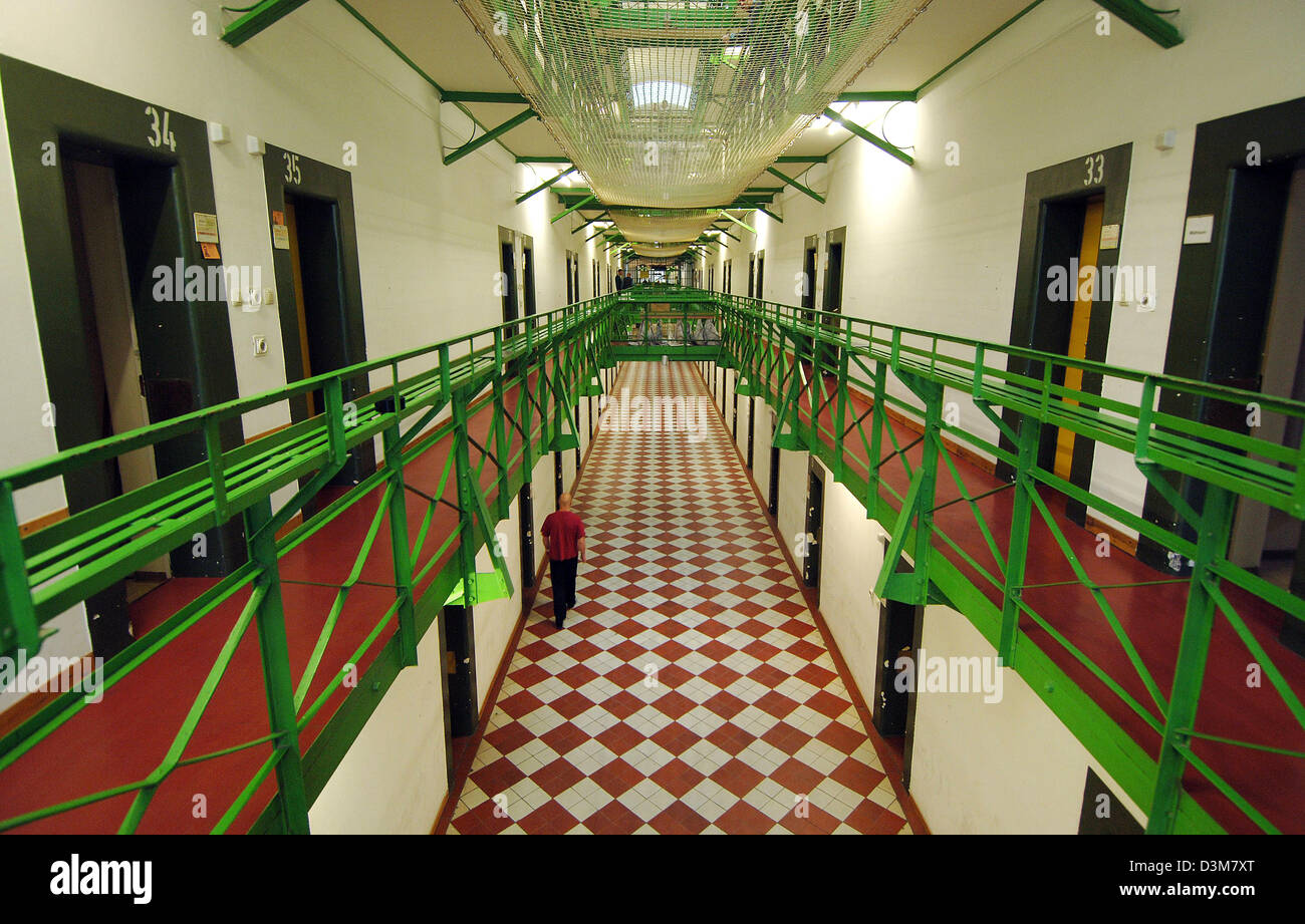 (dpa) - A view of the multistory corridor in a prison wing at the state ...