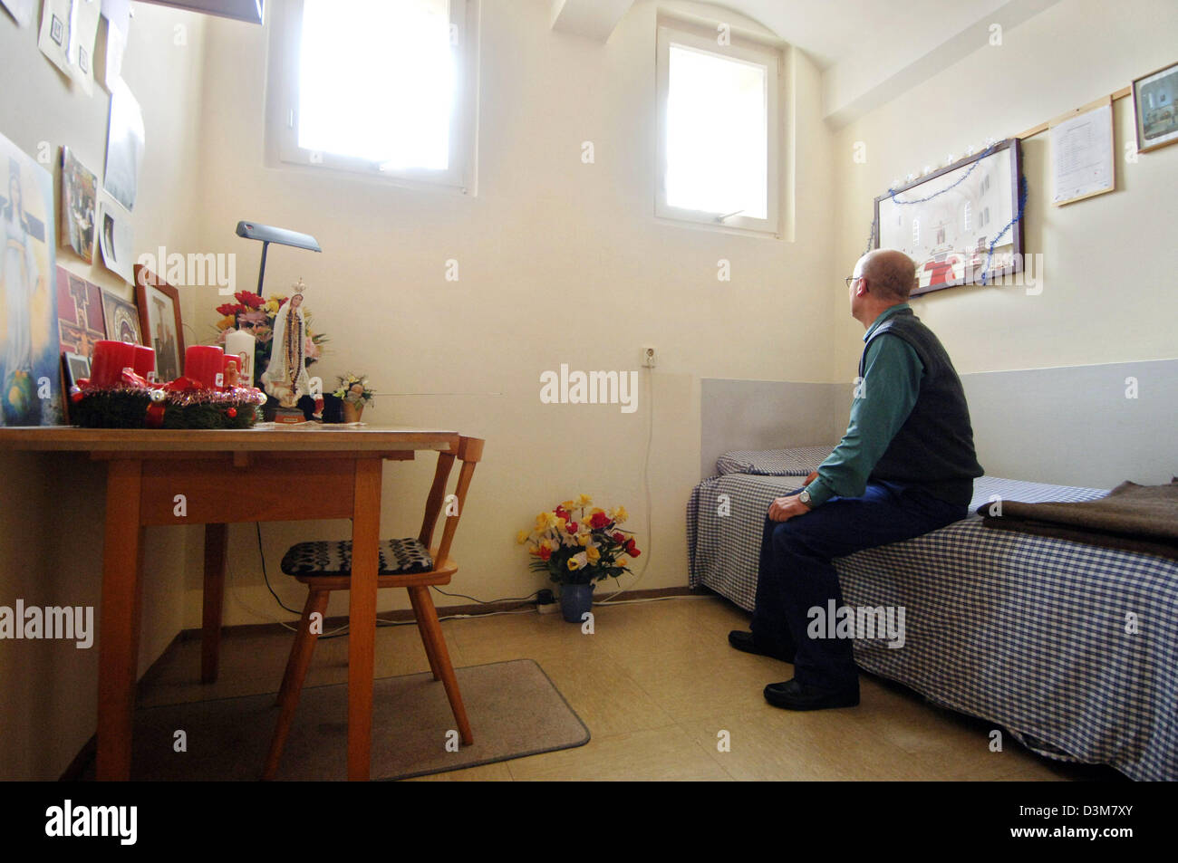 (dpa) - A prison inmate (R) sits on the bed of his prison cell opposite ...