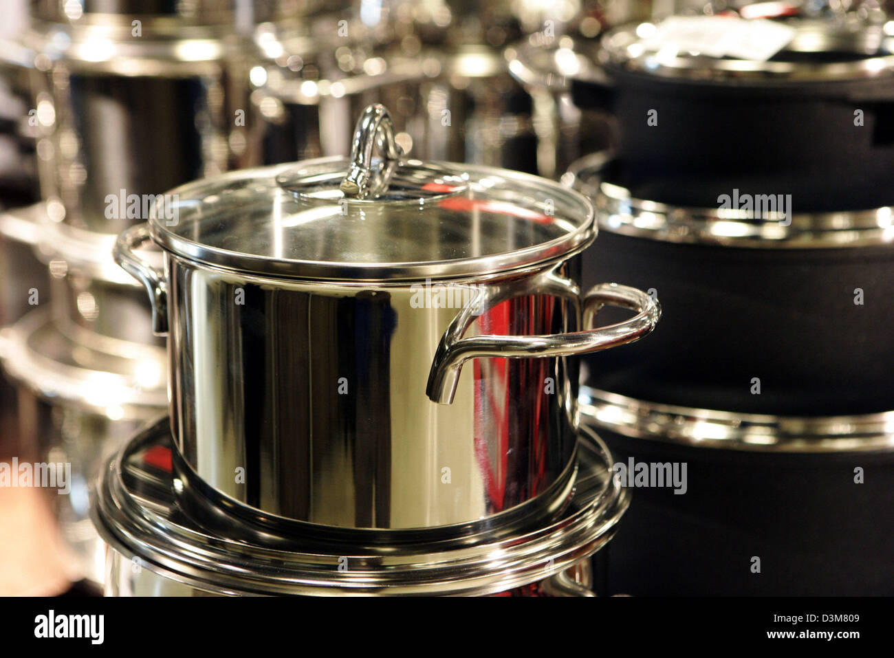 (dpa) - The picture shows cooking pots in a store in Hamburg, Germany ...