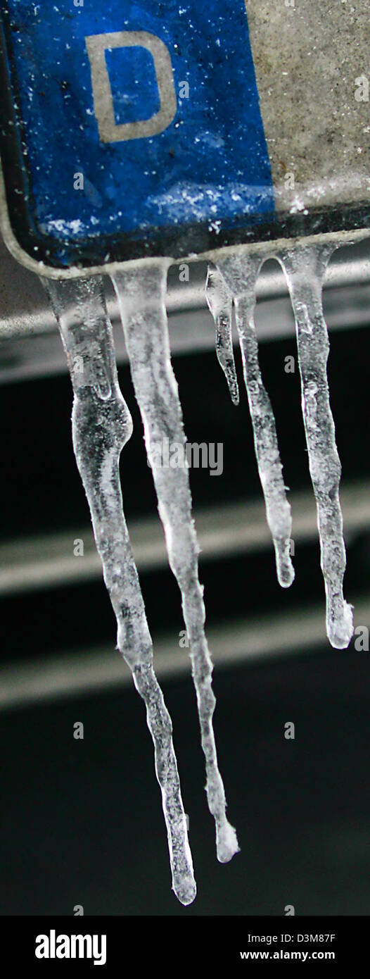 (dpa) - The picture shows icicles hanging on a car number plate in ...