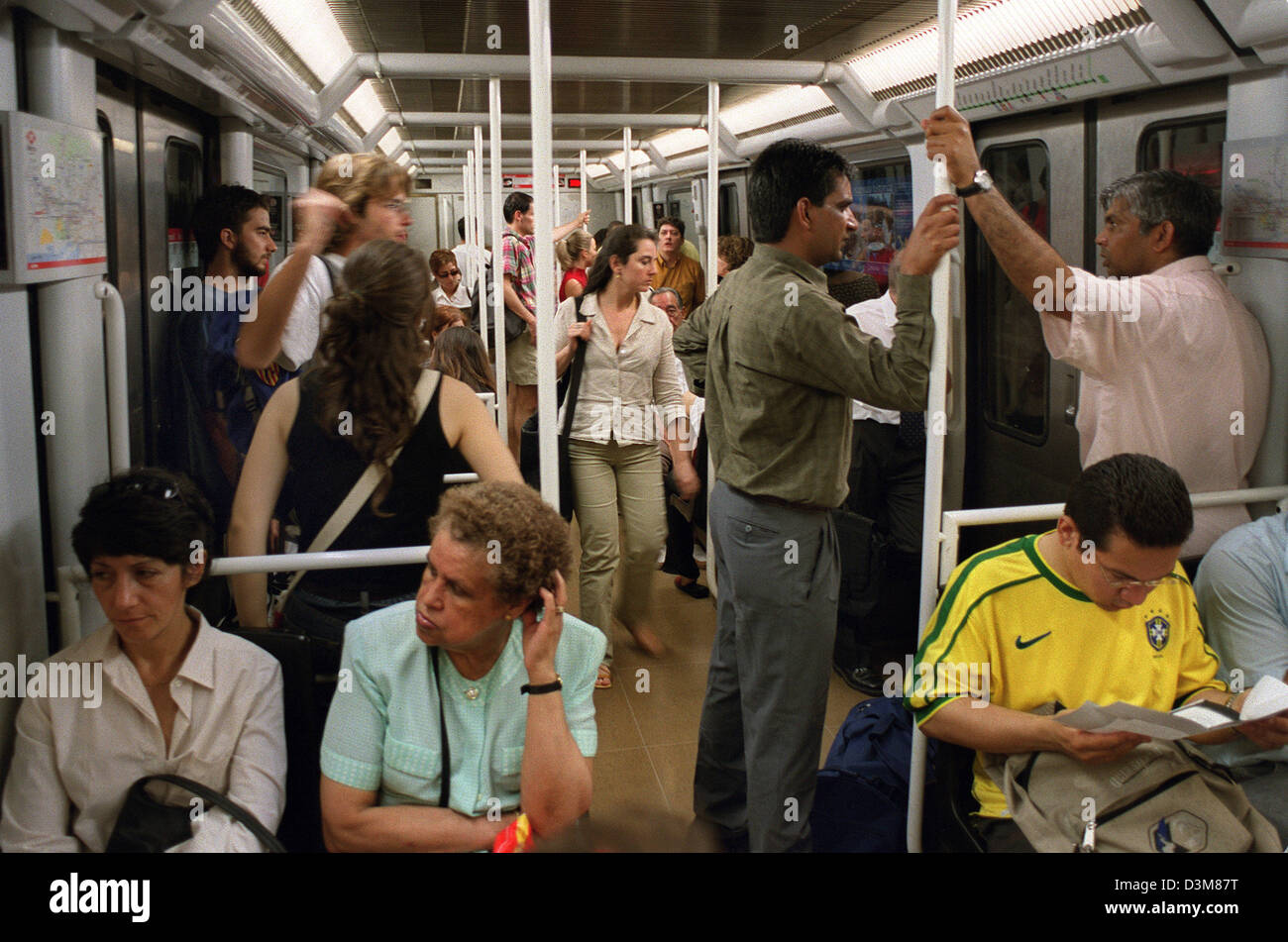 (dpa) - The picture shows passengers in a subway train in Barcelona ...