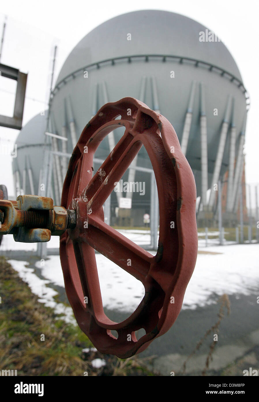 (dpa) - A gas valve wheel is pictured in front of two gas bowl ...