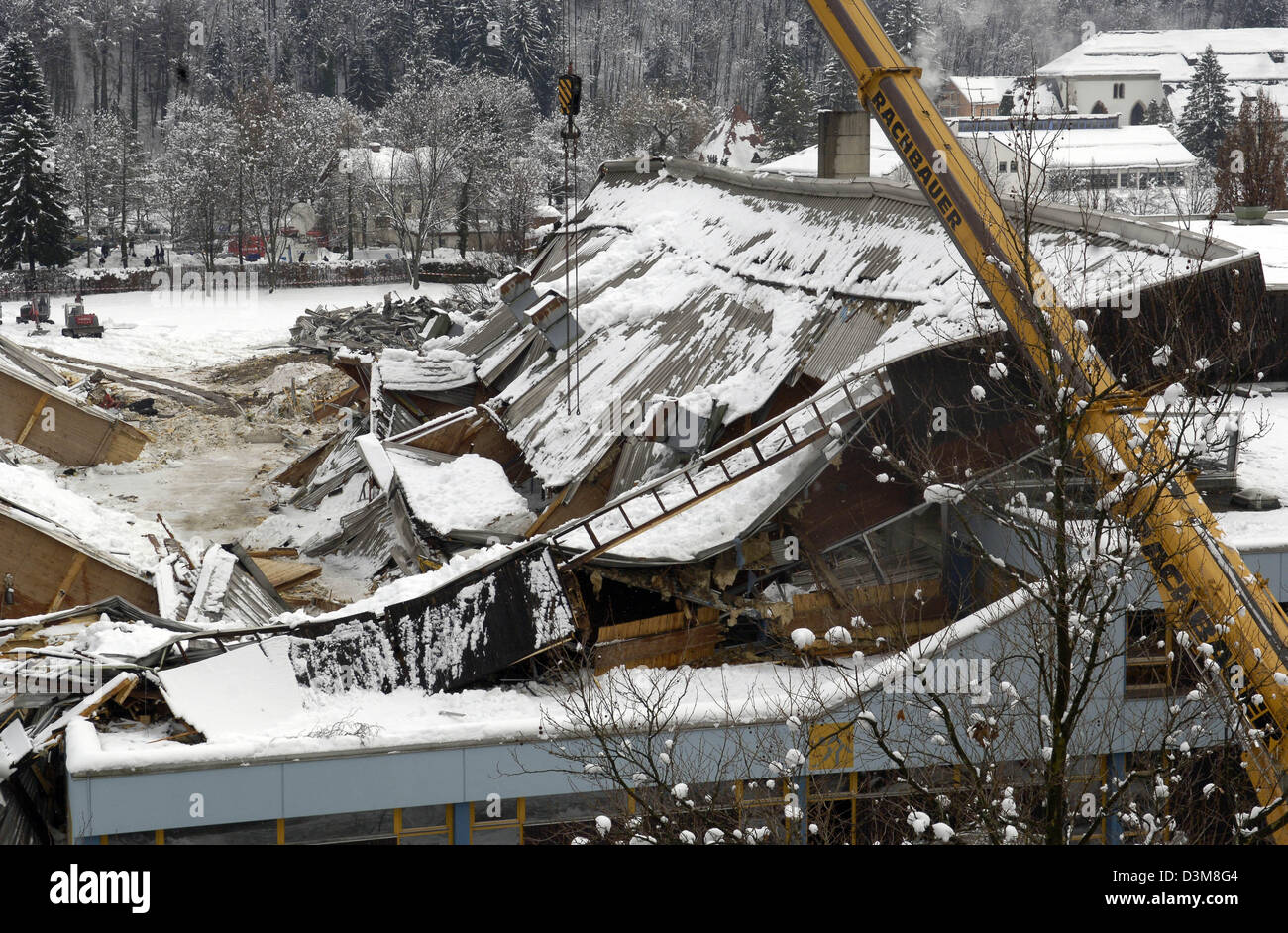 (dpa) - A view of the collapsed roof of the skating rink in Bad ...