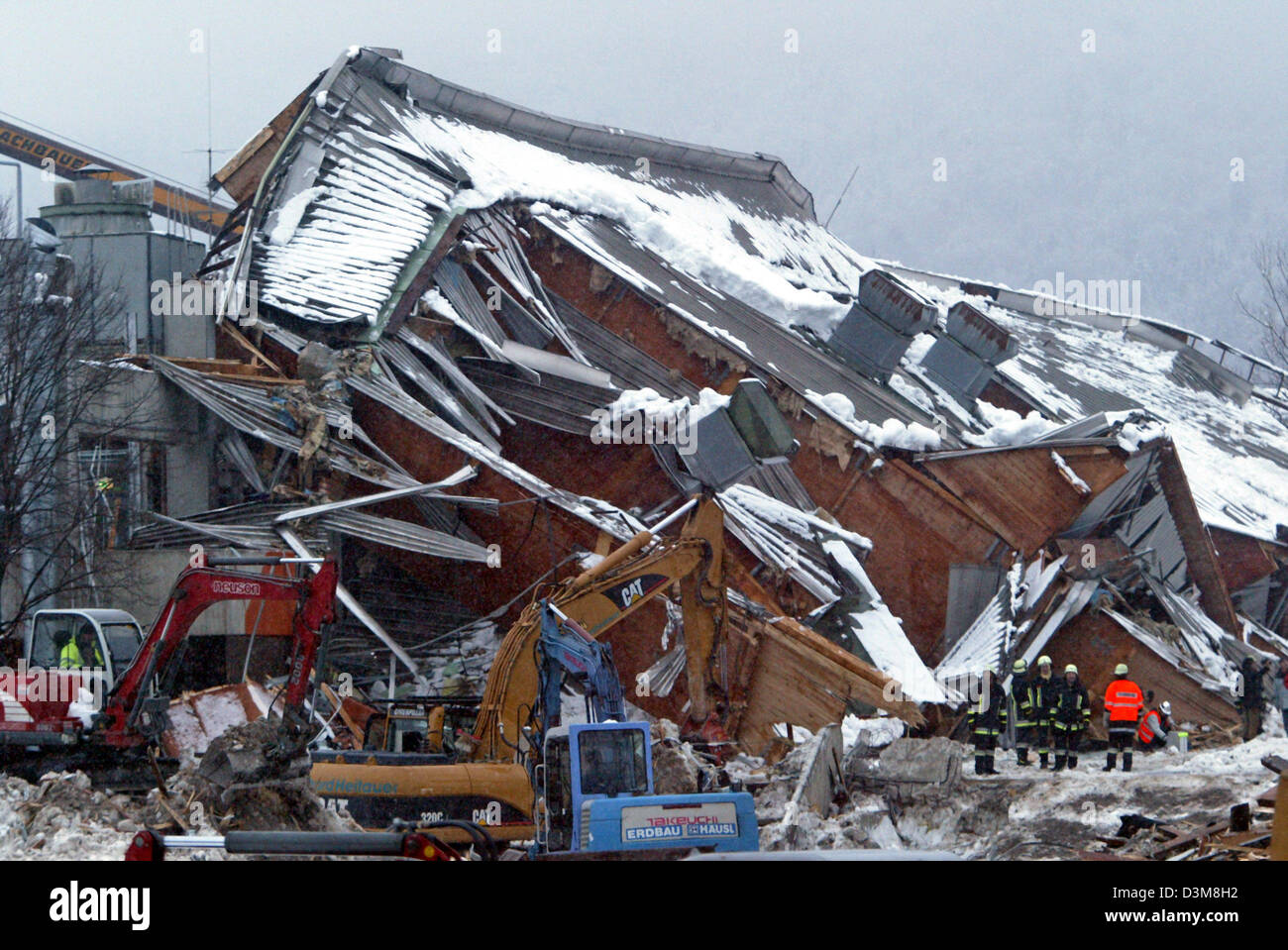 (dpa) - Excavators and rescue workers clear the premises of the ...
