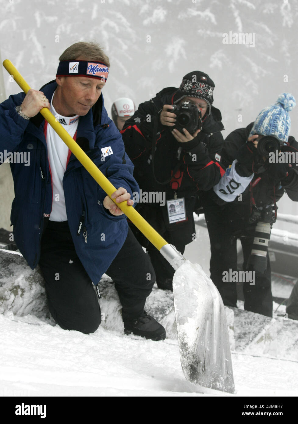 (dpa) - FIS race director Walter Hofer prepares the ramp of the ...