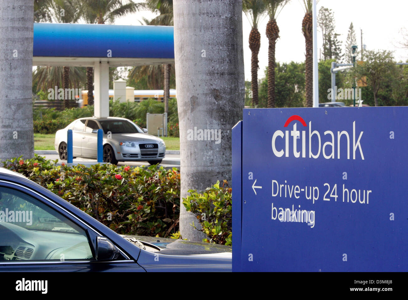(dpa) - The picture shows an automatic Citibank cash terminal drive ...