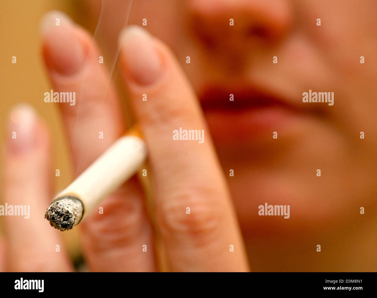 (dpa) - The picture shows a woman smoking a cigarette in Magdeburg ...