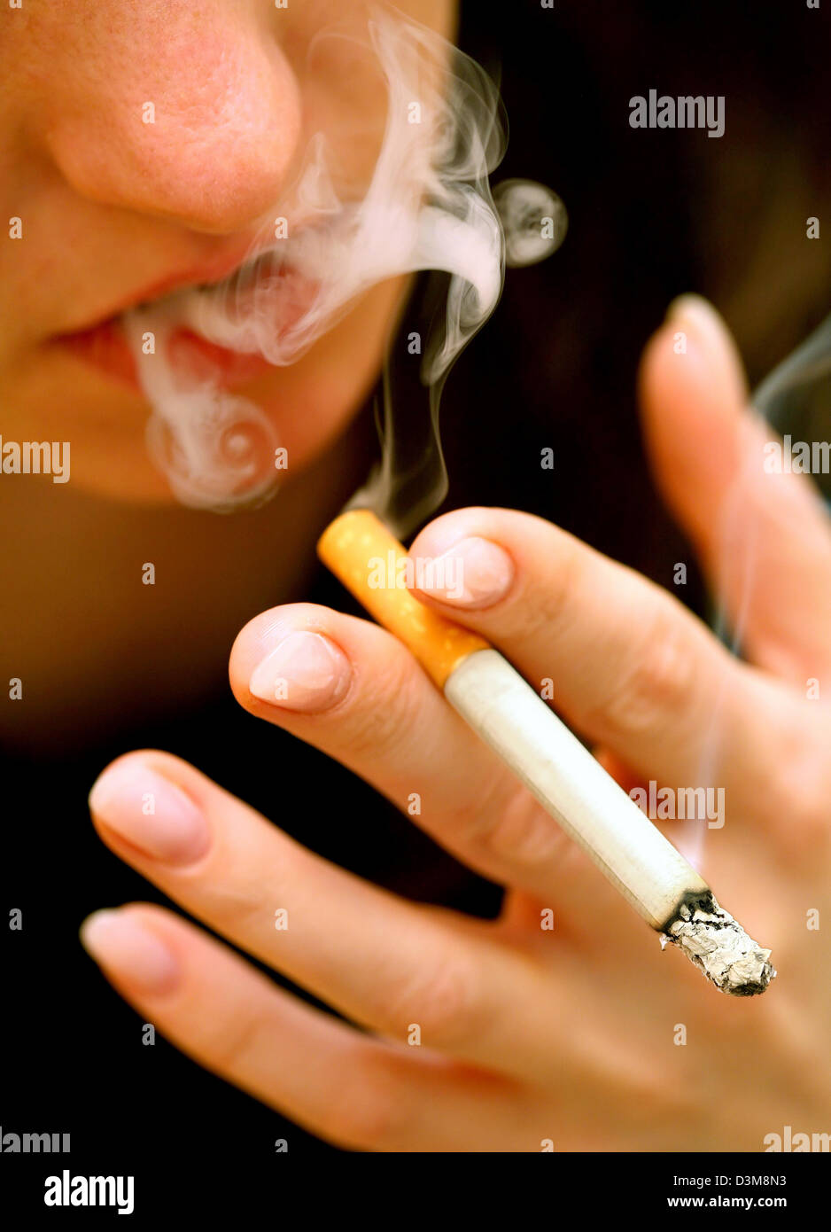 (dpa) - The picture shows a woman smoking a cigarette in Magdeburg ...