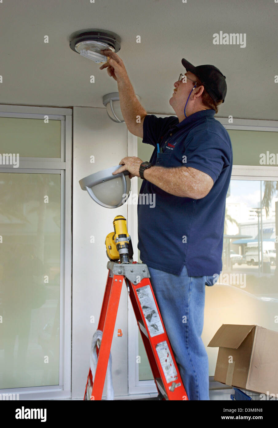 (dpa) - The picture shows a craftsman repairing a ceiling lamp in Miami ...