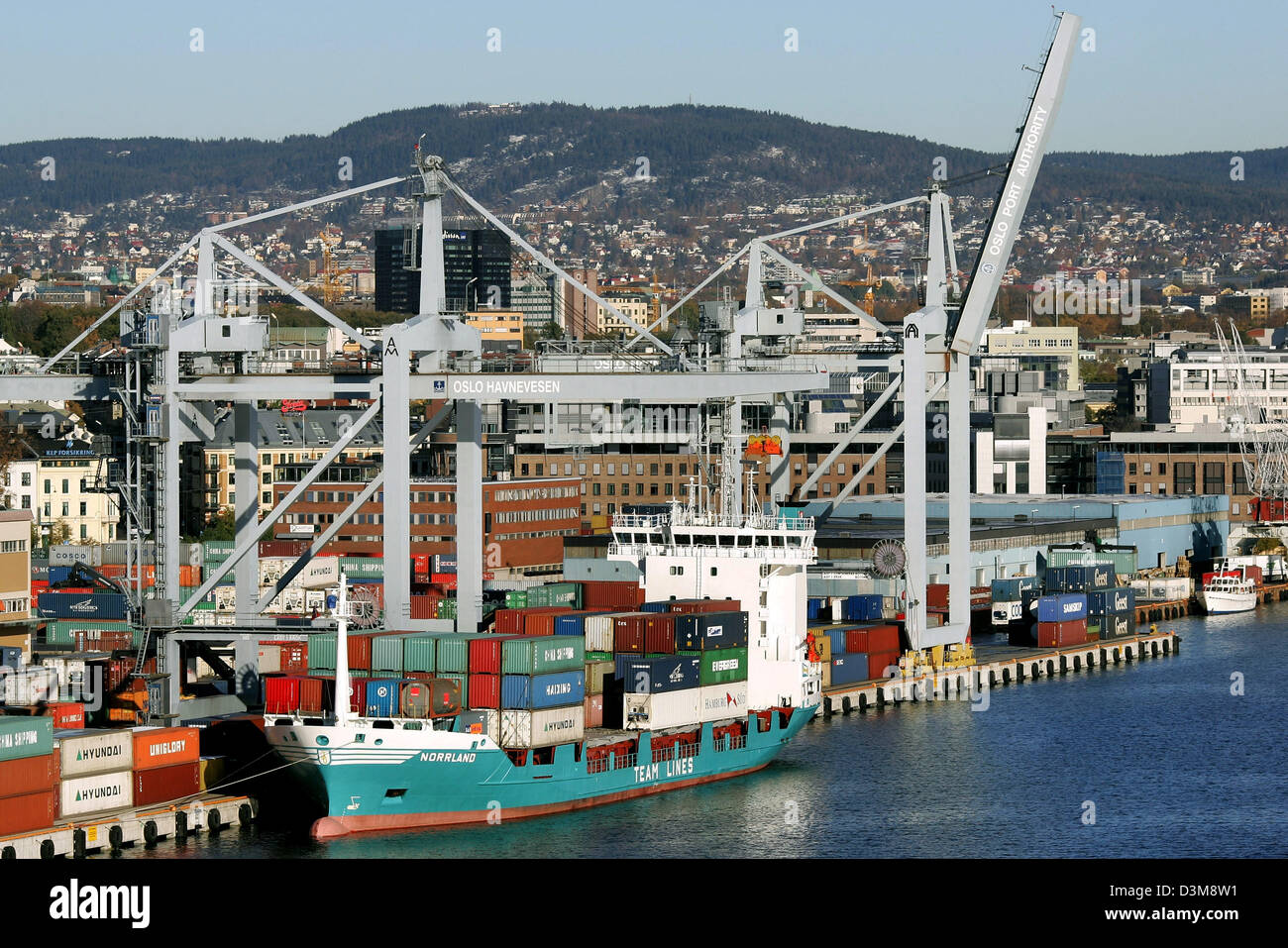 (dpa) - The picture shows a container ship between loading cranes and ...