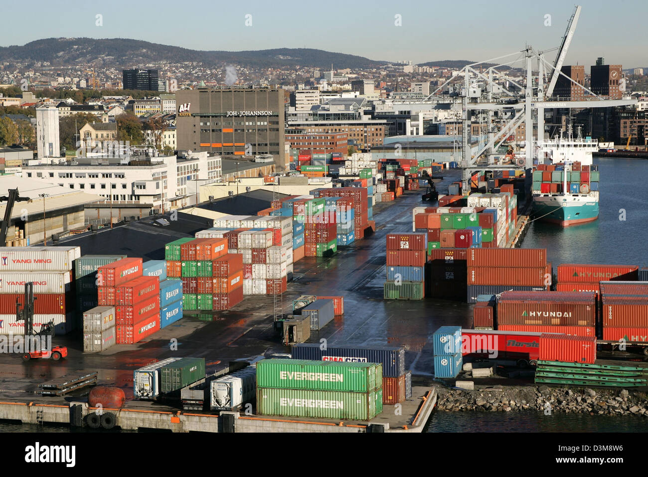 (dpa) - The picture shows the container handling in the cargo harbour ...