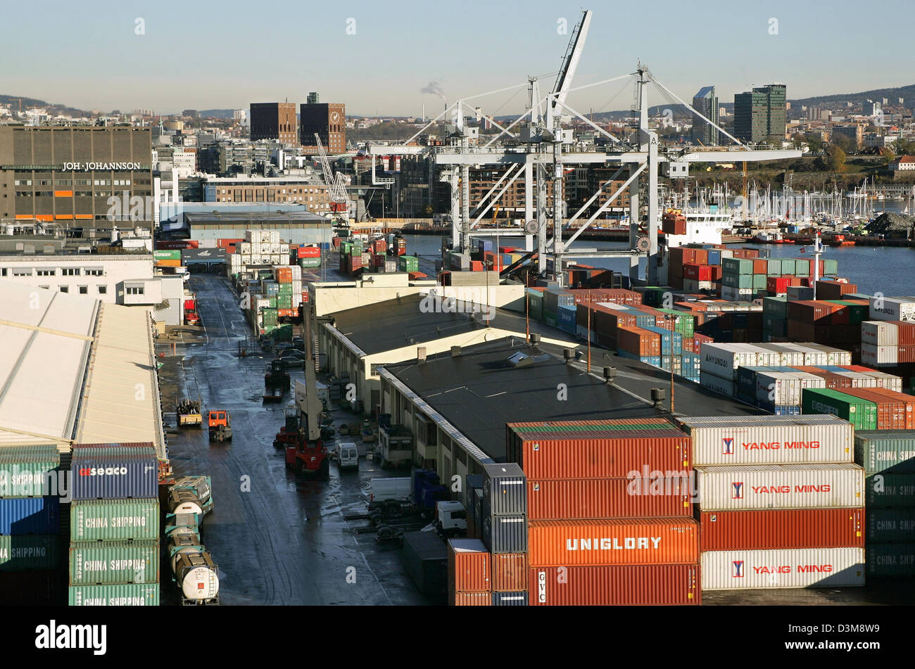 Transit sheds hi-res stock photography and images - Alamy