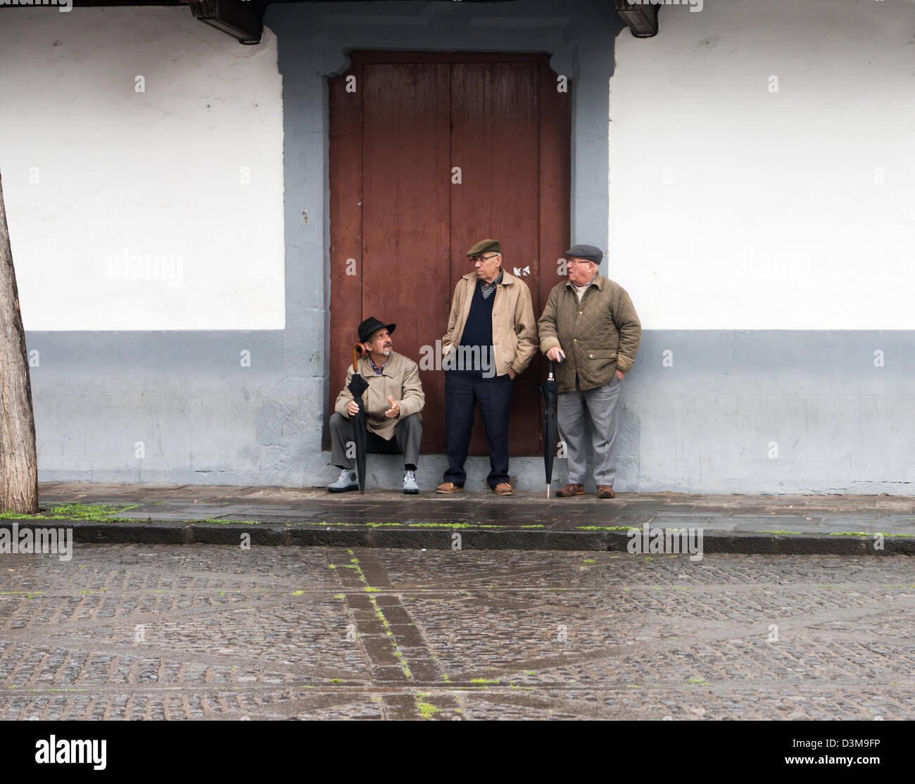 Sheltering from rain hi-res stock photography and images - Alamy