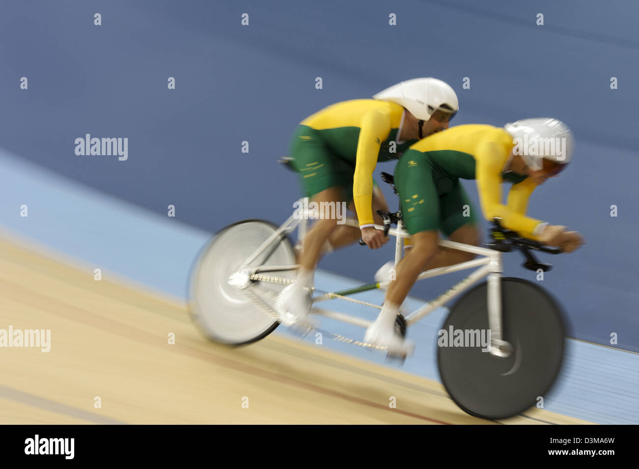 Bicycle racing velodrome Stock Photo - Alamy