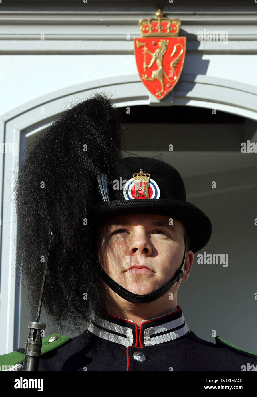 (dpa) - A soldier of the Royal Guard stand in front of the guard's ...