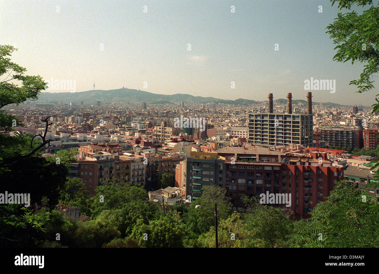 (dpa FILES) - View from the Montjuic over the roofs of Barcelona, Spain ...
