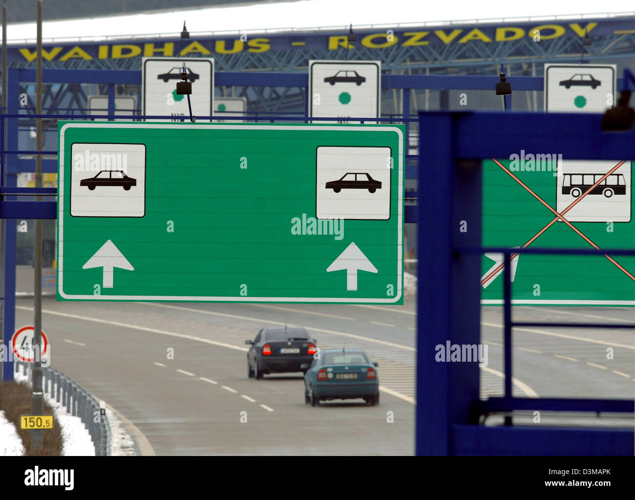 Dpa cars arrive border crossing hi-res stock photography and images - Alamy